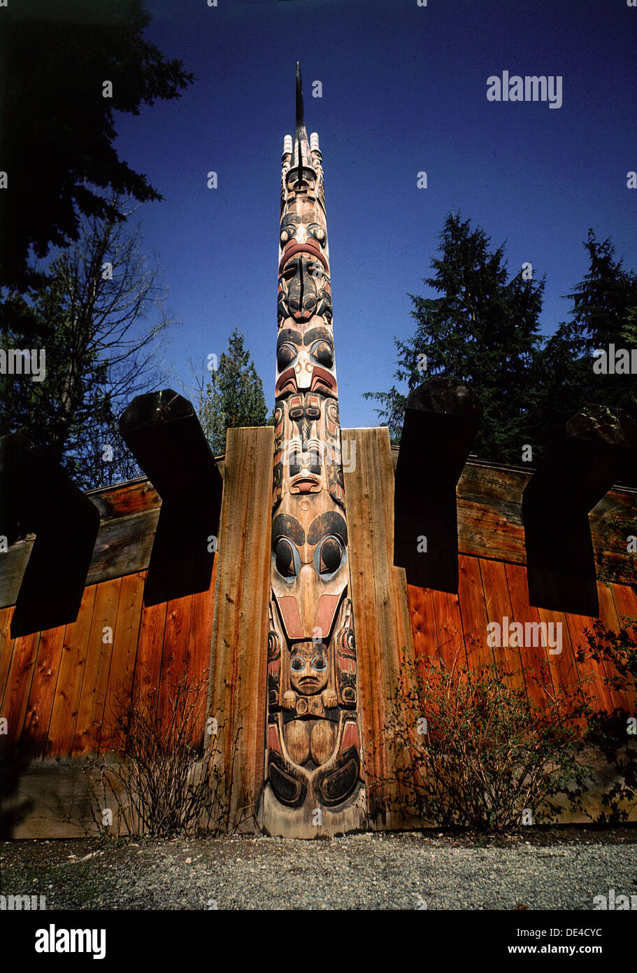 Totem pole haida house hi-res stock photography and images - Alamy