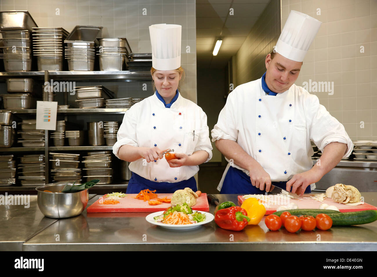 Apprentice trainee chef hi-res stock photography and images - Alamy