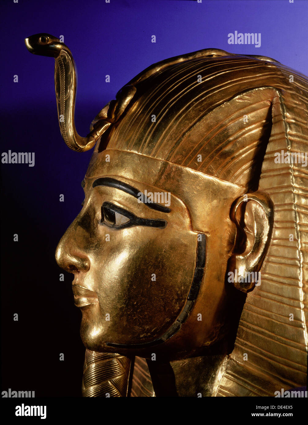 Gold funerary mask hi-res stock photography and images - Alamy