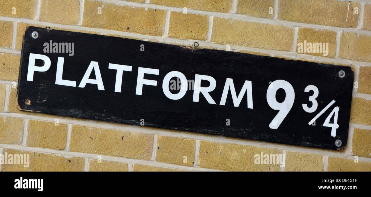 Platform 9 three quarters High Resolution Stock Photography and Images ...