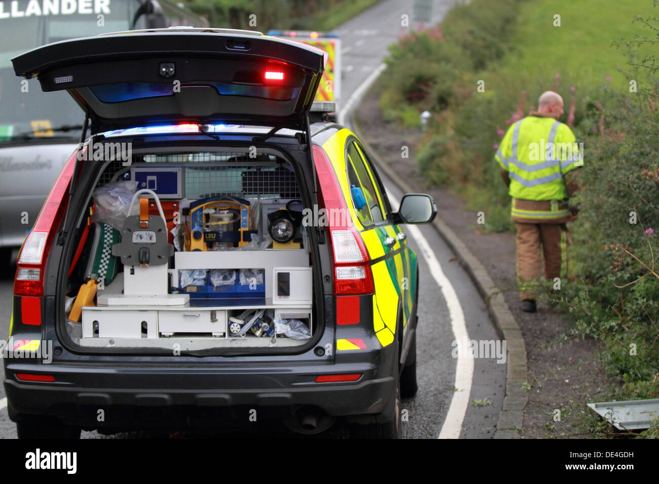 Uk paramedic car medical equipment nhs oxygen hi-res stock photography ...