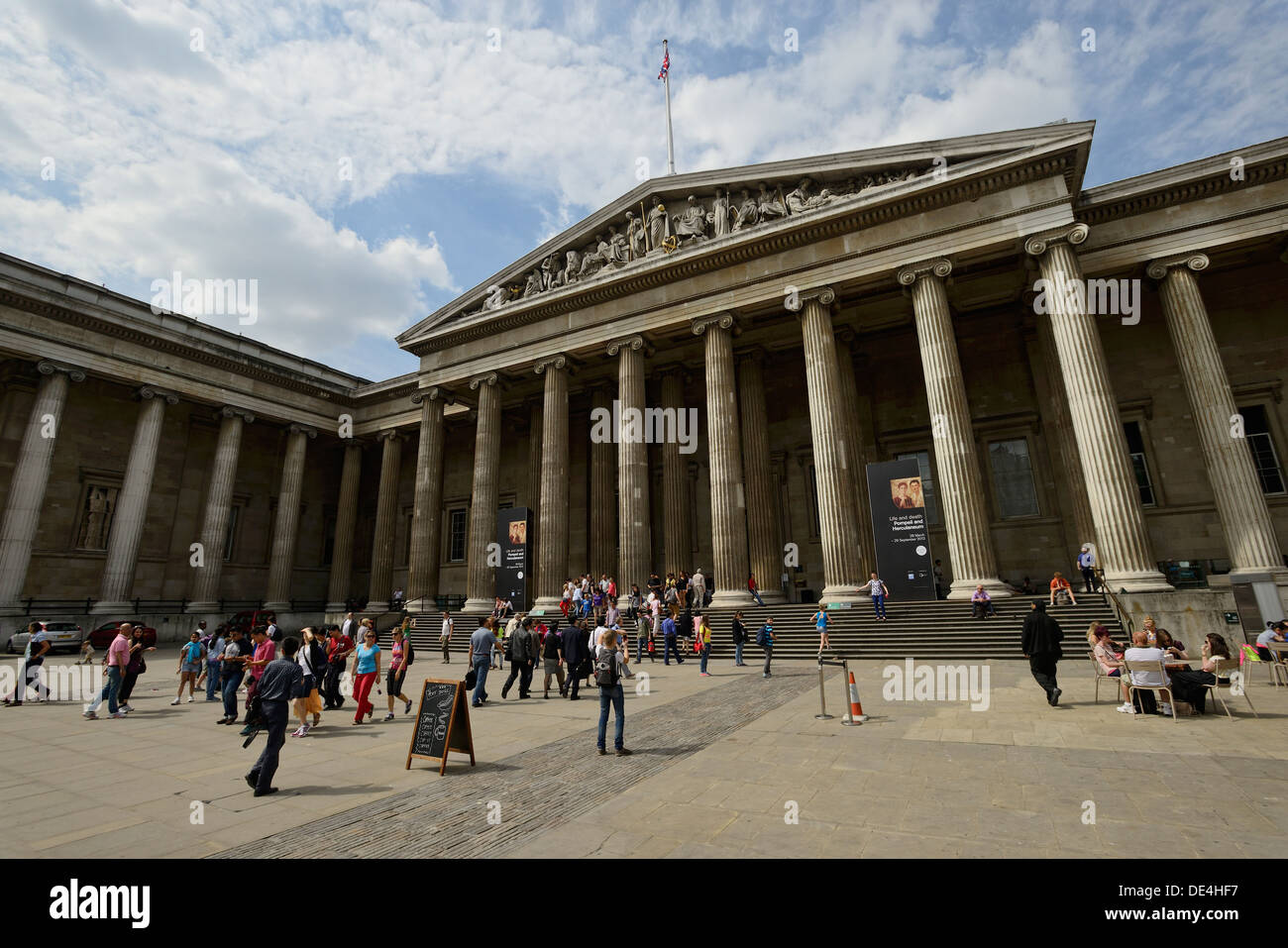 The british museum london crowd hi-res stock photography and images - Alamy