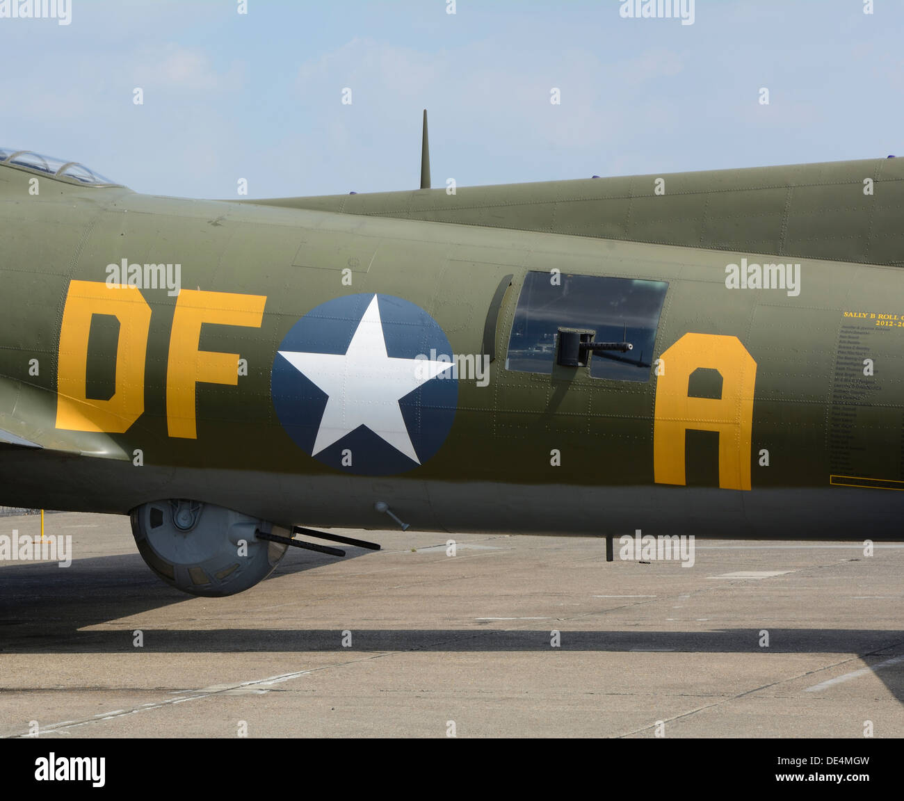 WAIST GUNNER'S POSITION IN A BOEING B-17 FLYING FORTRESS WW2 BOMBER ...