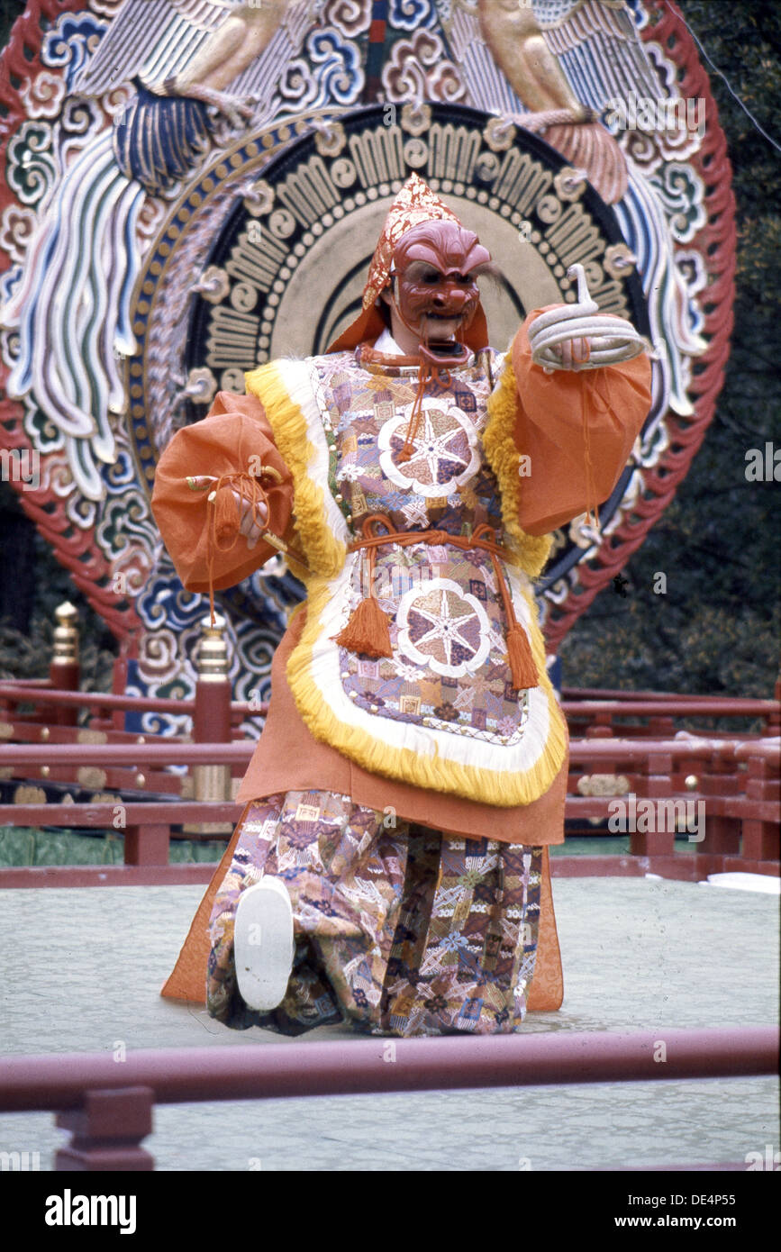 Bugaku dance hi-res stock photography and images - Alamy