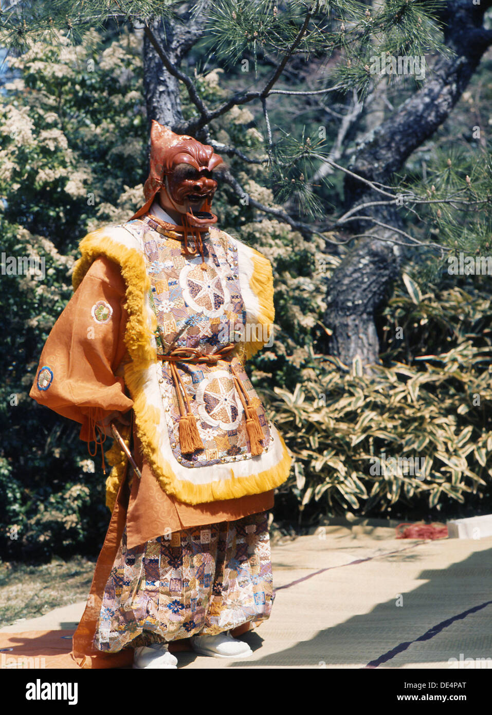 Bugaku dance hi-res stock photography and images - Alamy