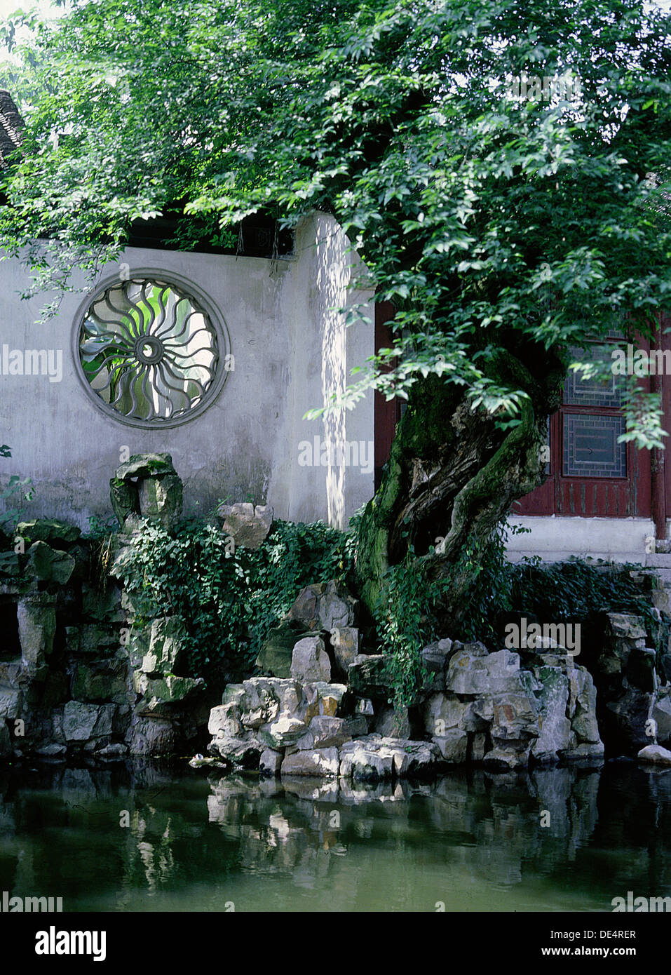 Surging wave pavilion hi-res stock photography and images - Alamy