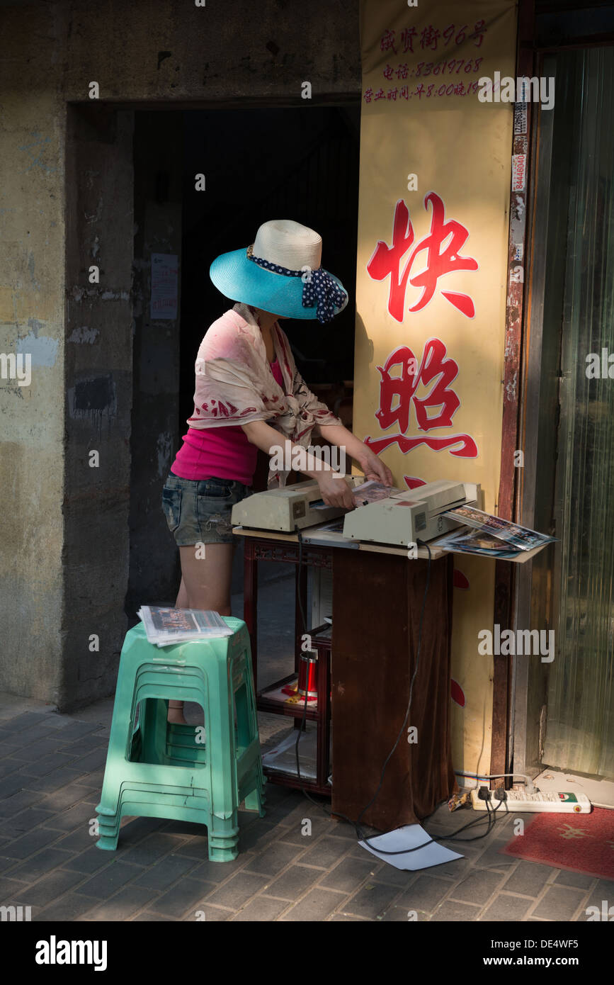 Woman at an outdoor print shop Stock Photo - Alamy