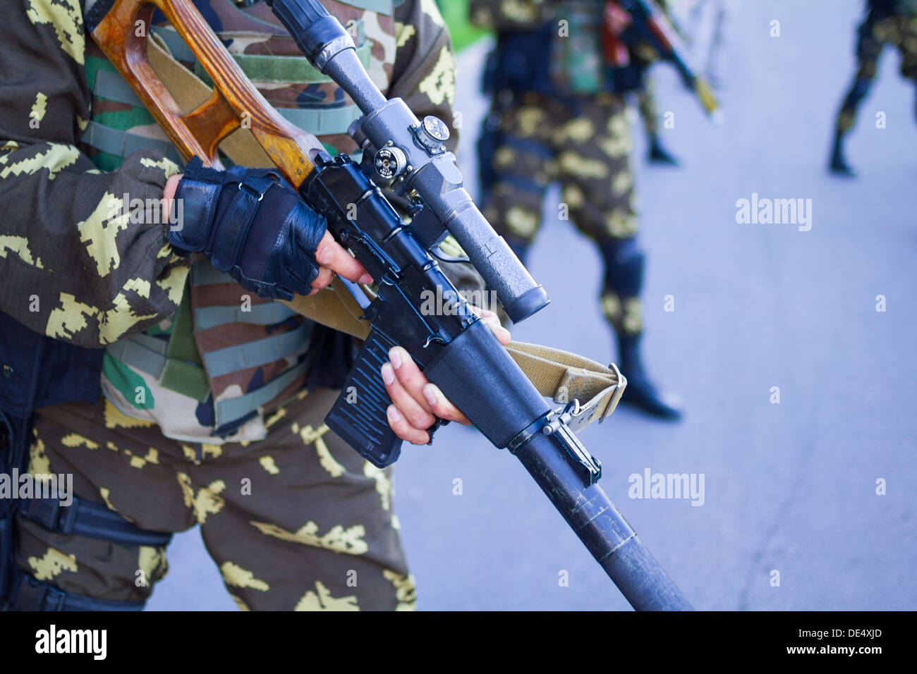 soldiers with guns Stock Photo - Alamy