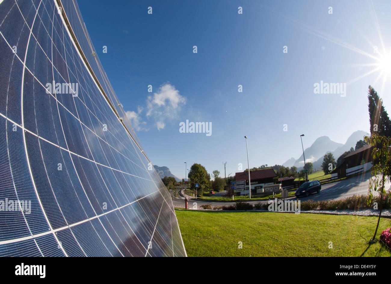 Roundabout island hi-res stock photography and images - Alamy