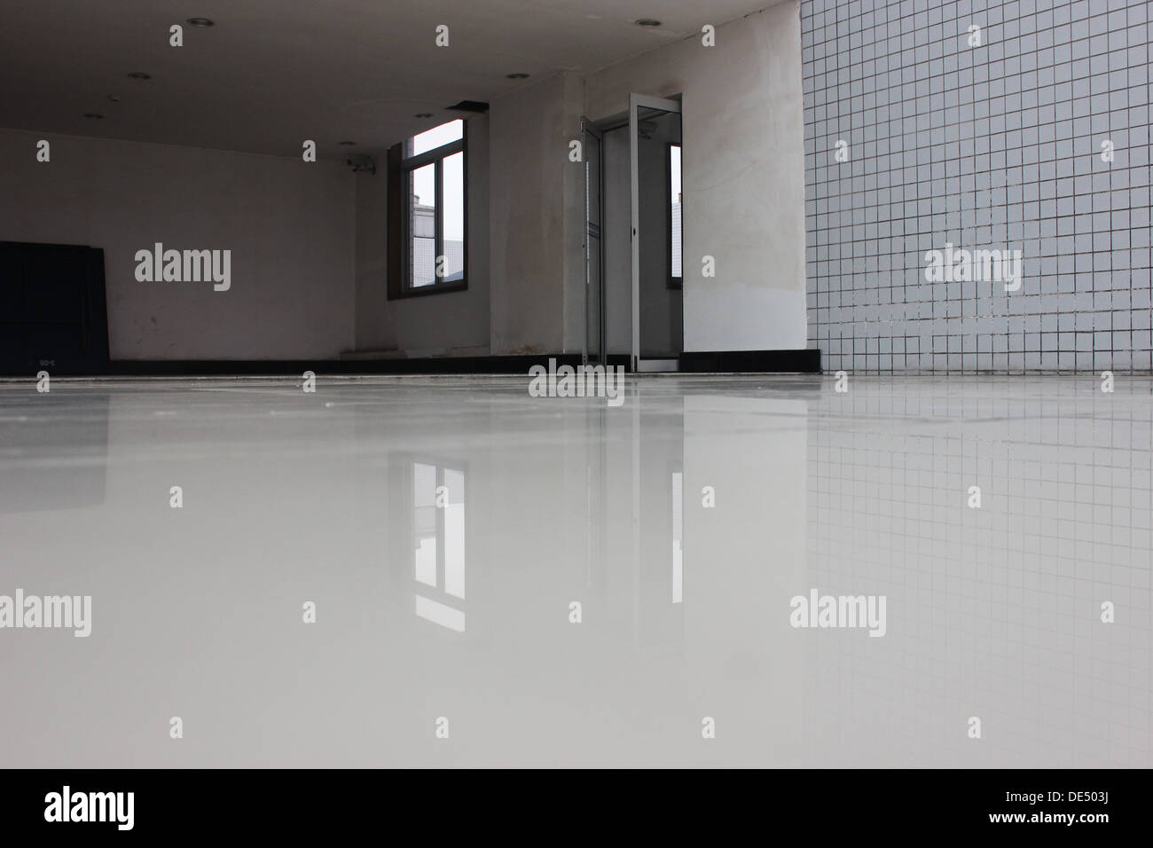 Reflective floor hi-res stock photography and images - Alamy