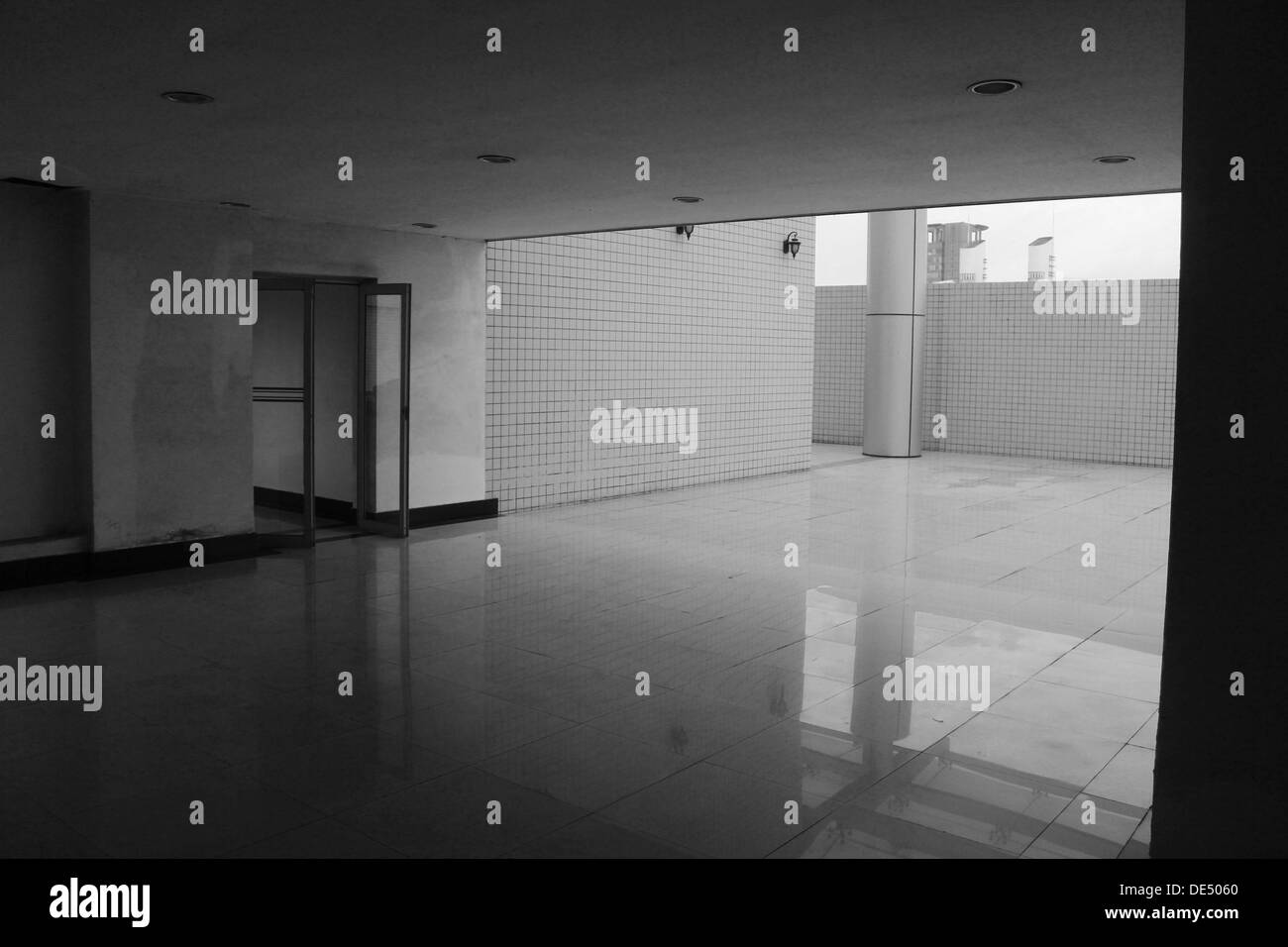 Empty roof hi-res stock photography and images - Alamy