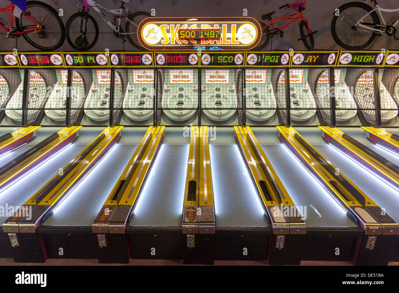 Basketball arcade hi-res stock photography and images - Alamy