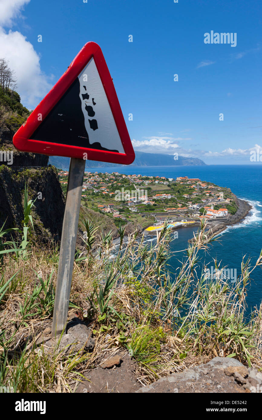 Falling rocks road sign road sign hi-res stock photography and images ...