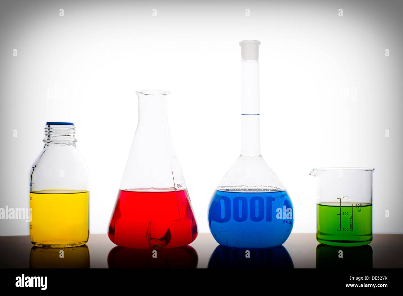 Beaker test tube laboratory yellow hi-res stock photography and images ...