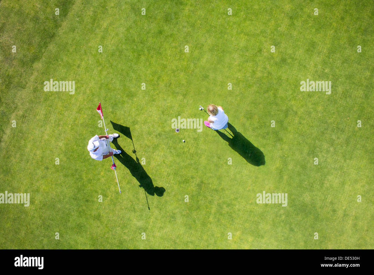 Putting green hole hi-res stock photography and images - Alamy
