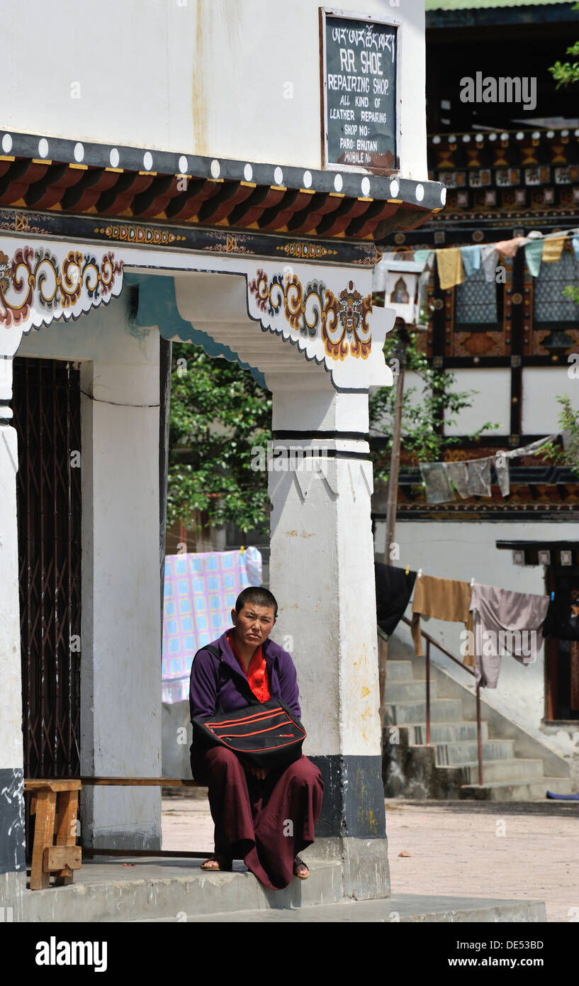 Paro bhutan buddhist monk hi-res stock photography and images - Alamy