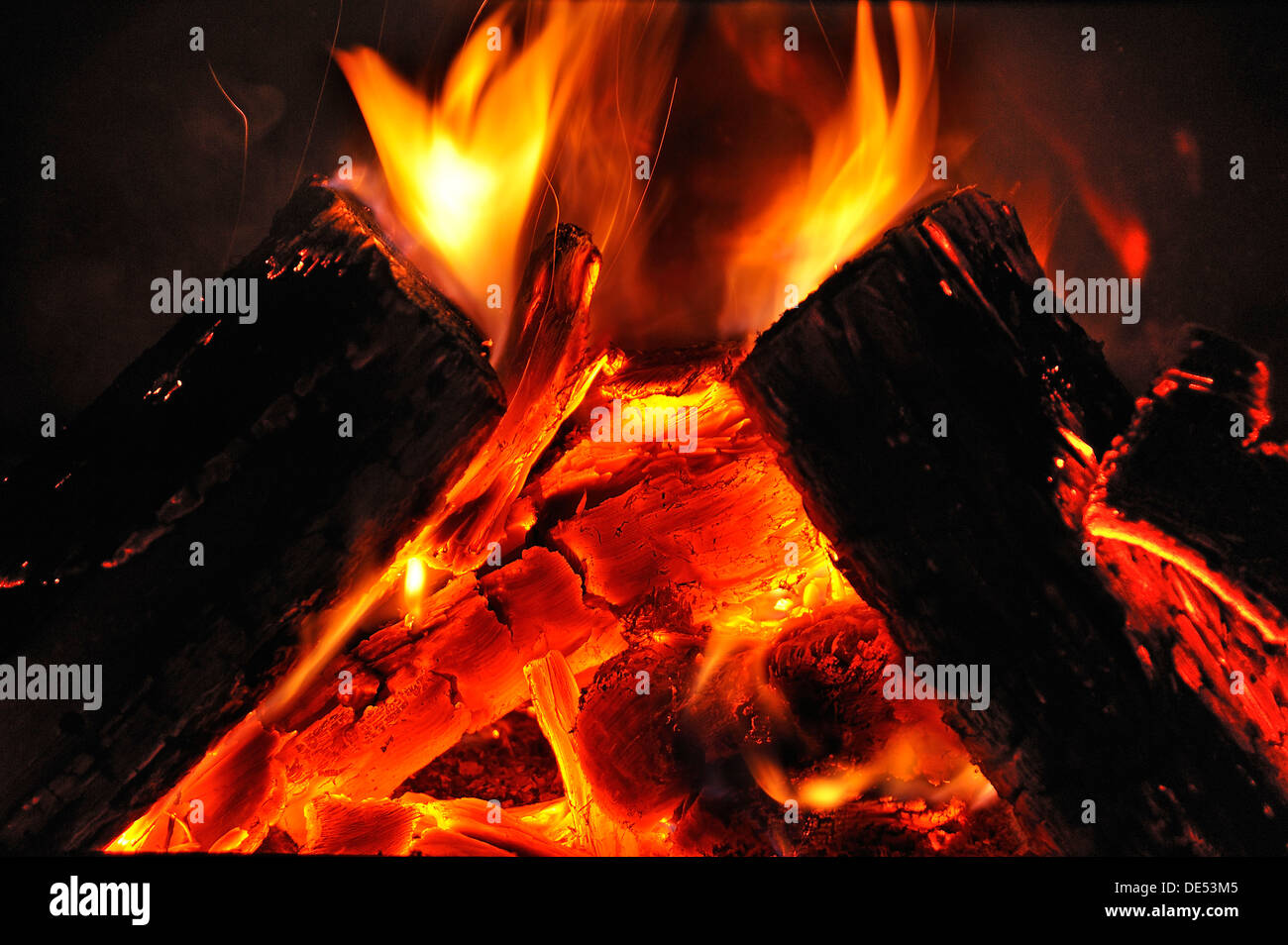 Fire in fireplace pieces wood hi-res stock photography and images - Alamy