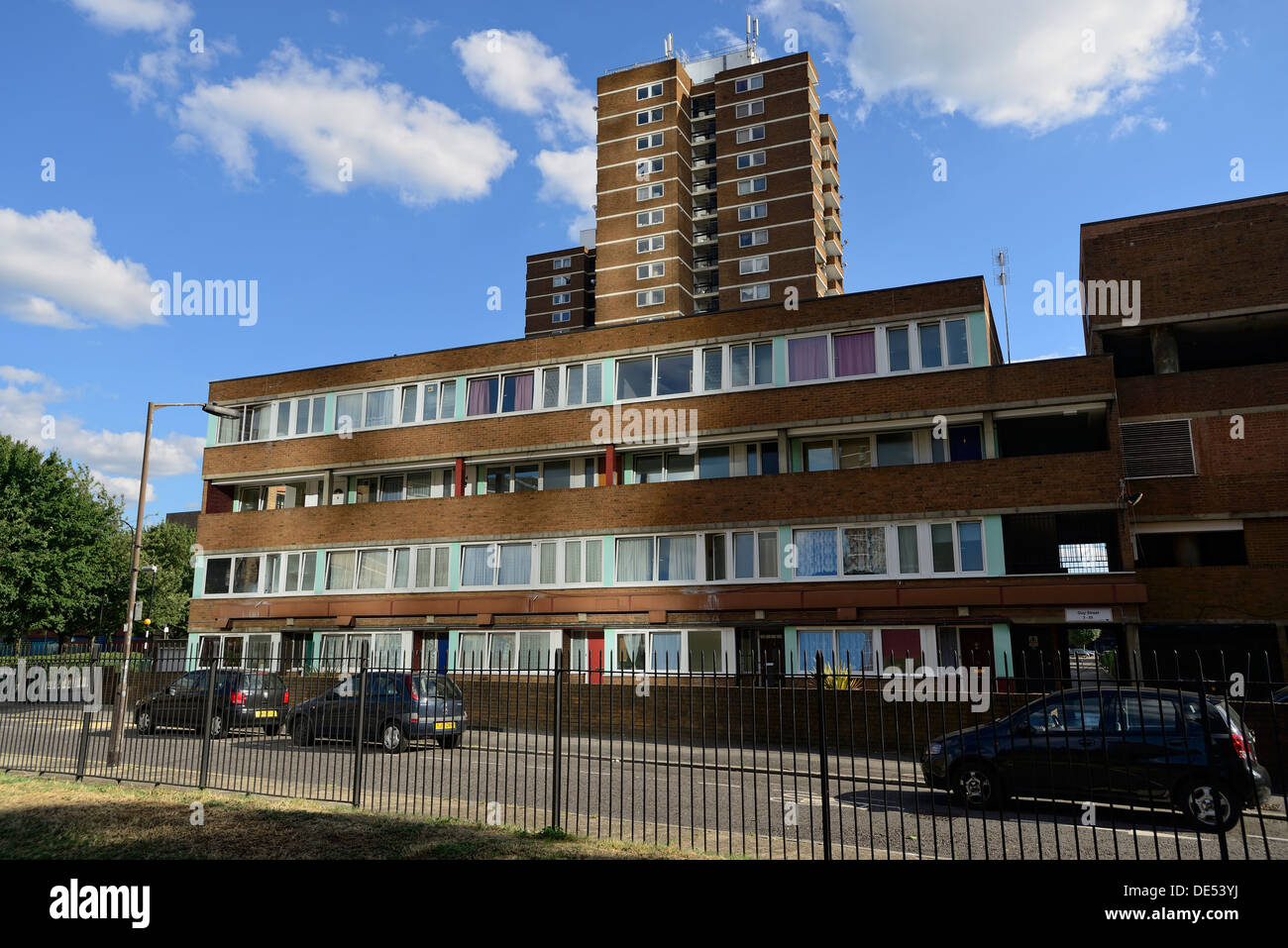 Flats in london hi-res stock photography and images - Alamy