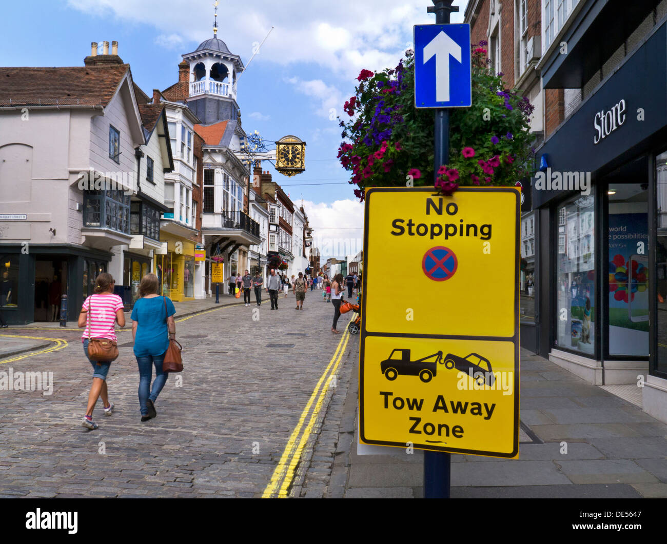 Double yellow lines hi-res stock photography and images - Alamy