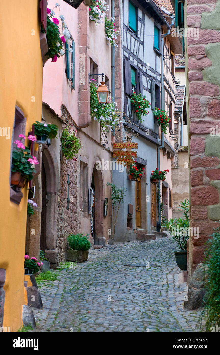 French medieval village street hi-res stock photography and images - Alamy