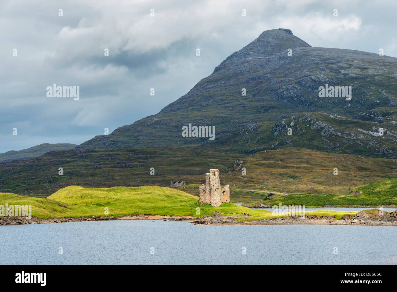 Ruins of Ardvreck Castle on a peninsula in the lake of Loch Assynt, in ...