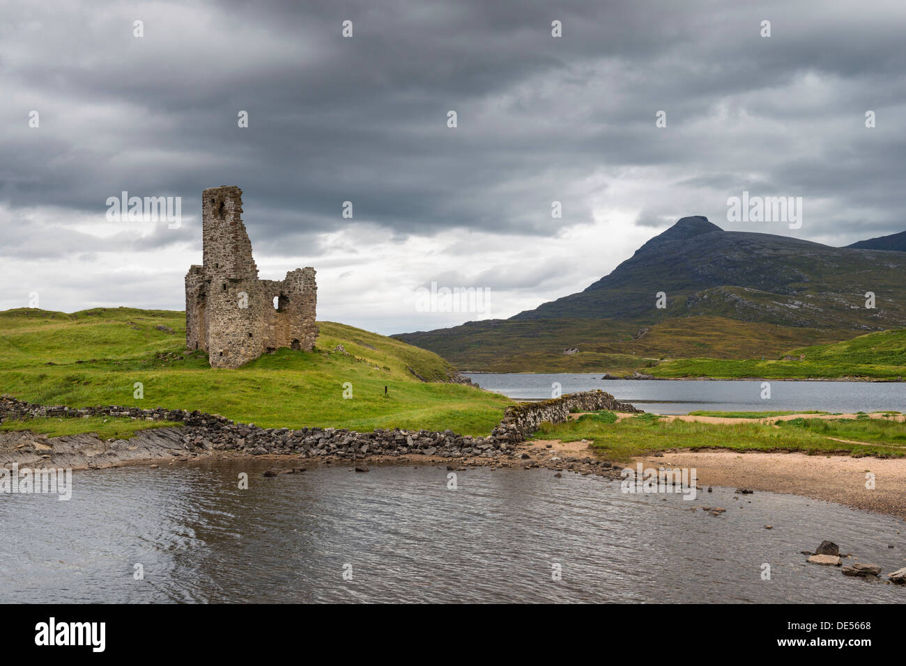 Ruins of Ardvreck Castle on a peninsula in the lake of Loch Assynt, in ...