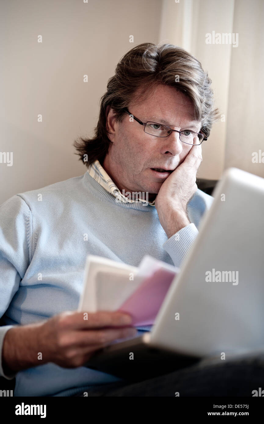 Bank statements computer screen hi-res stock photography and images - Alamy
