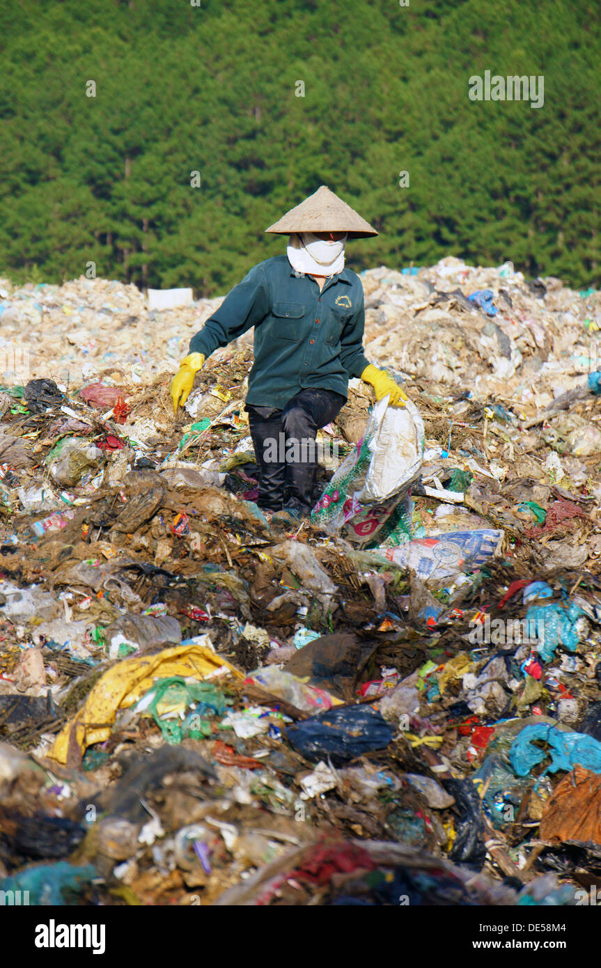 Women pick up watse at rubbish dump at Dalat, Viet Nam Stock Photo - Alamy