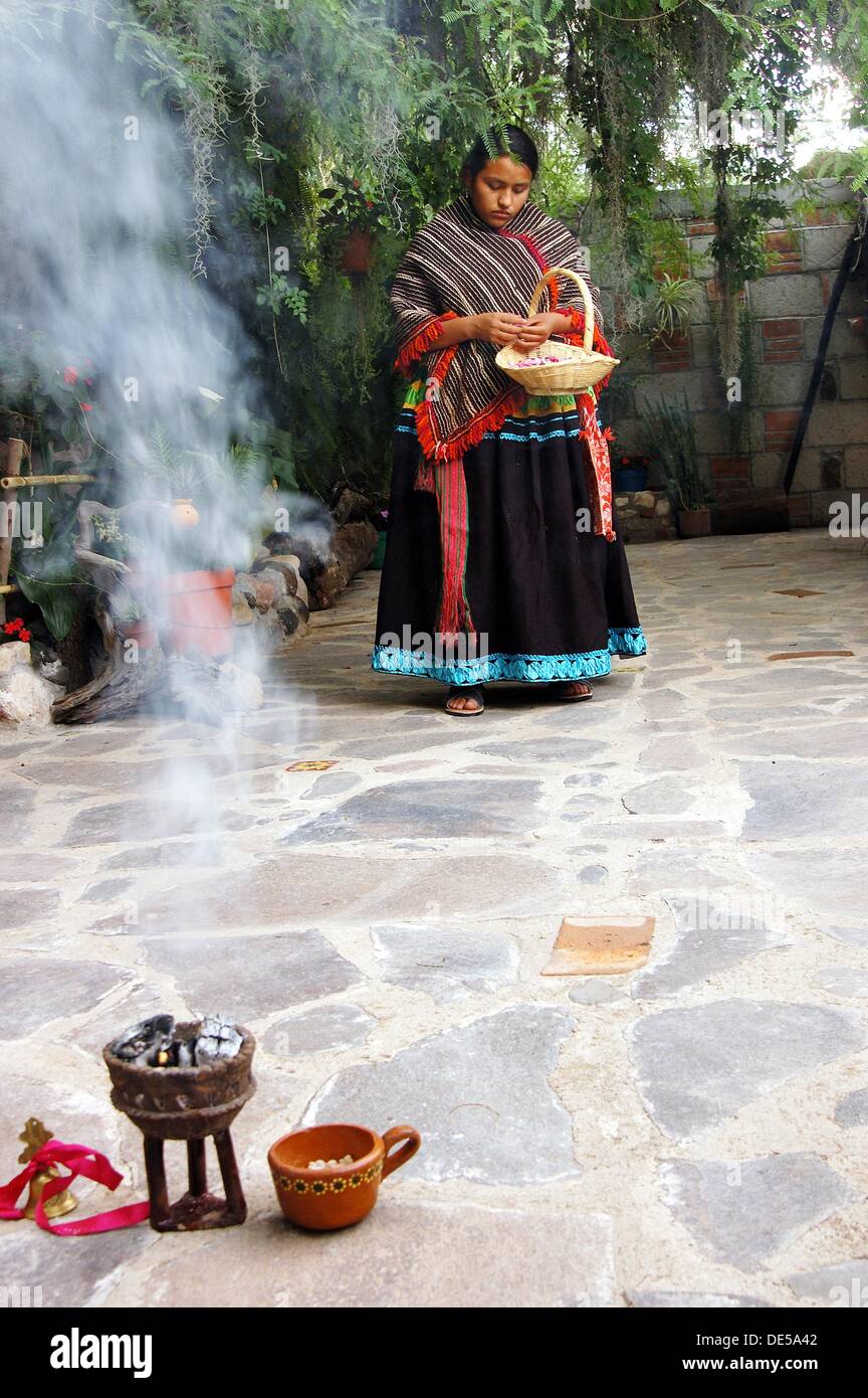 Otomi people hi-res stock photography and images - Alamy