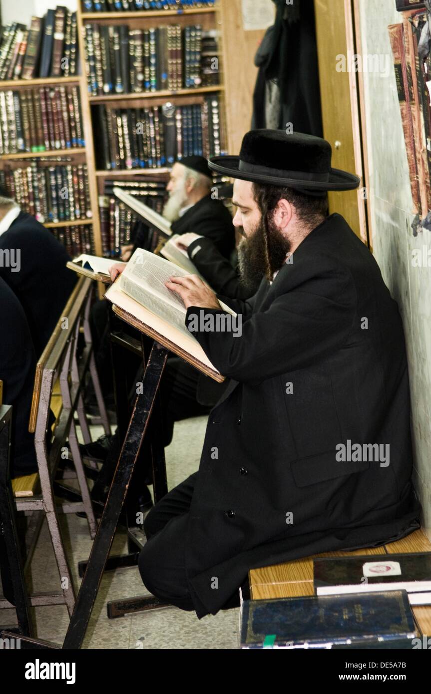 Yeshiva student hi-res stock photography and images - Alamy