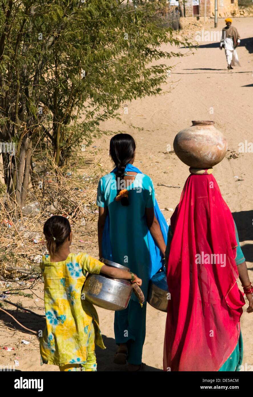 Indian girl carrying water pot hi-res stock photography and images - Alamy