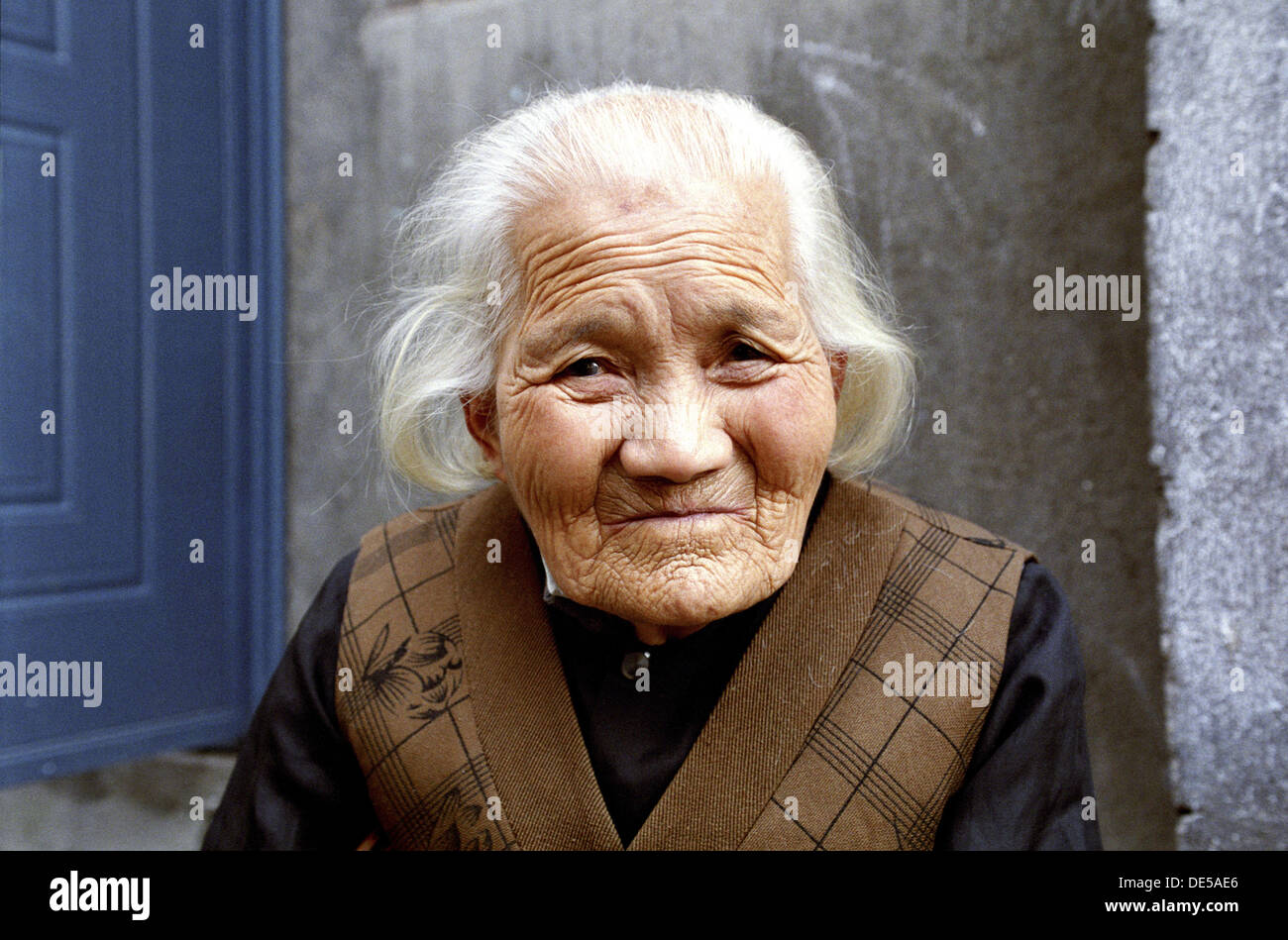 Old chinese woman hi-res stock photography and images - Alamy Old chinese woman hi-res stock photography and images - Alamy