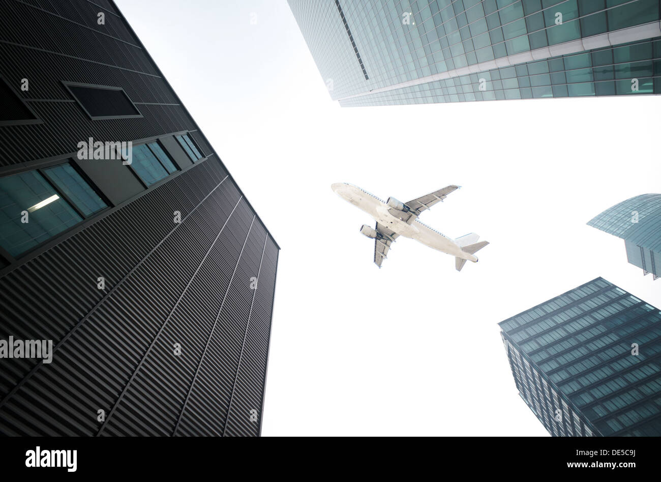 Airplane city scene background hi-res stock photography and images - Alamy