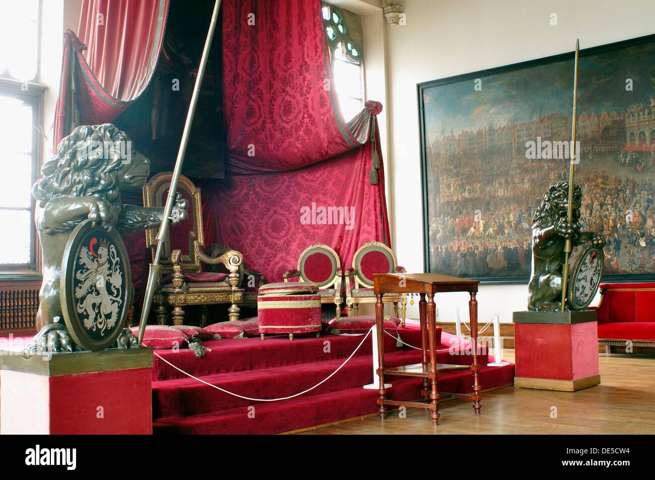 Red throne room hi-res stock photography and images - Alamy