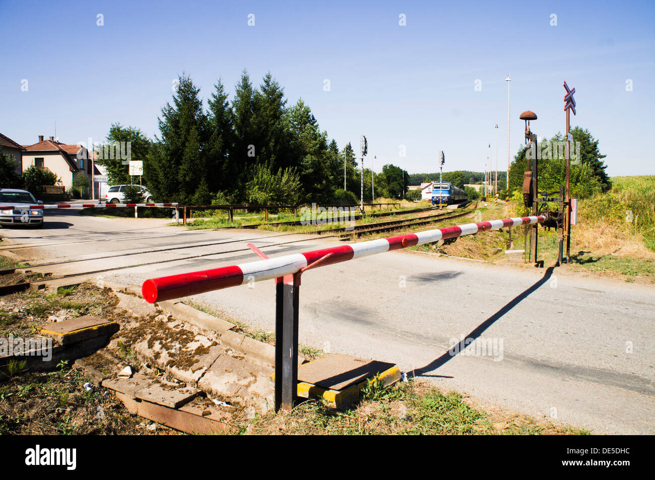 road, railway, level crossing, cross-roads, train Stock Photo - Alamy road, railway, level crossing, cross-roads, train Stock Photo - Alamy