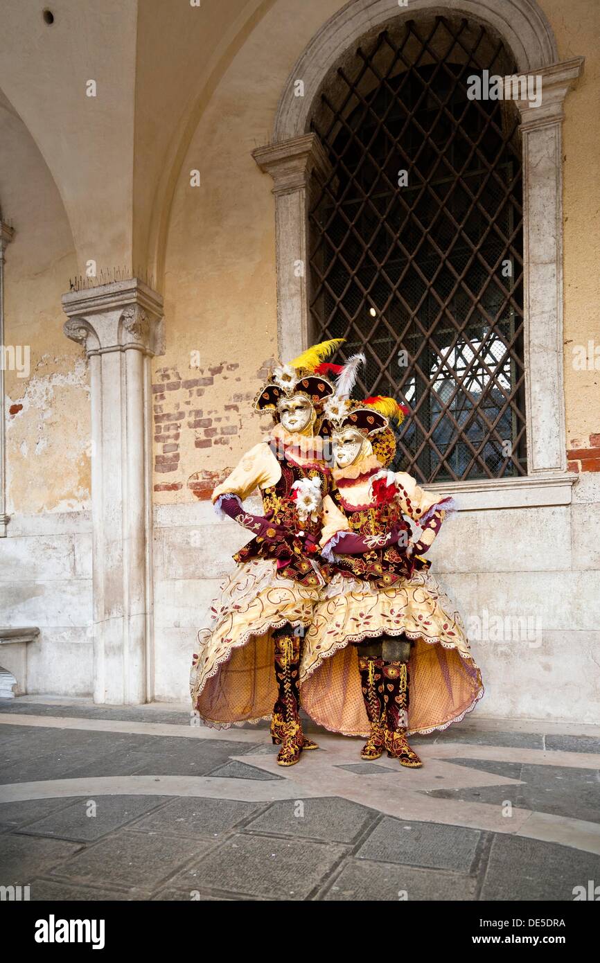 Women with carnivale mask hi-res stock photography and images - Alamy