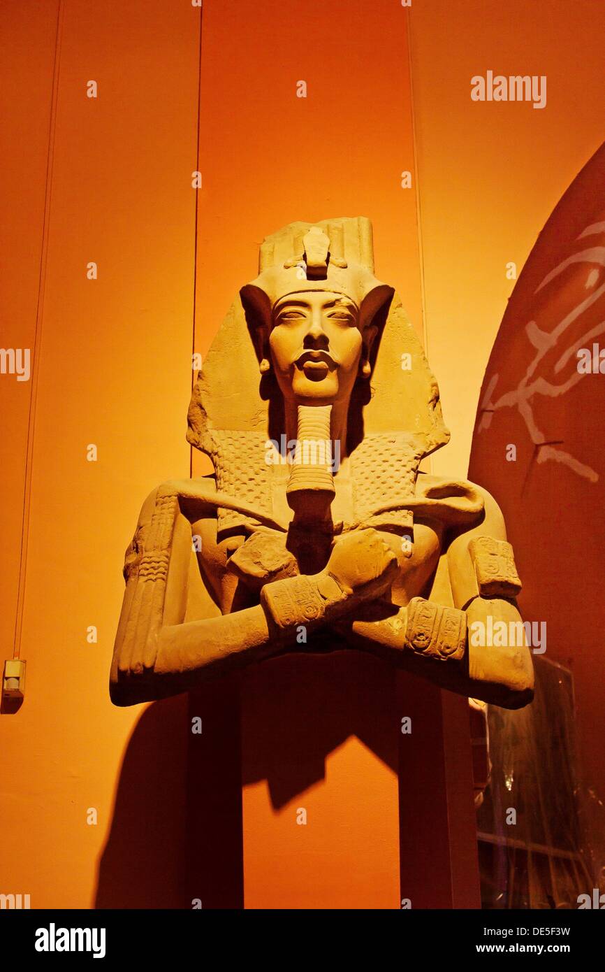Amenhotep iv statue hi-res stock photography and images - Alamy