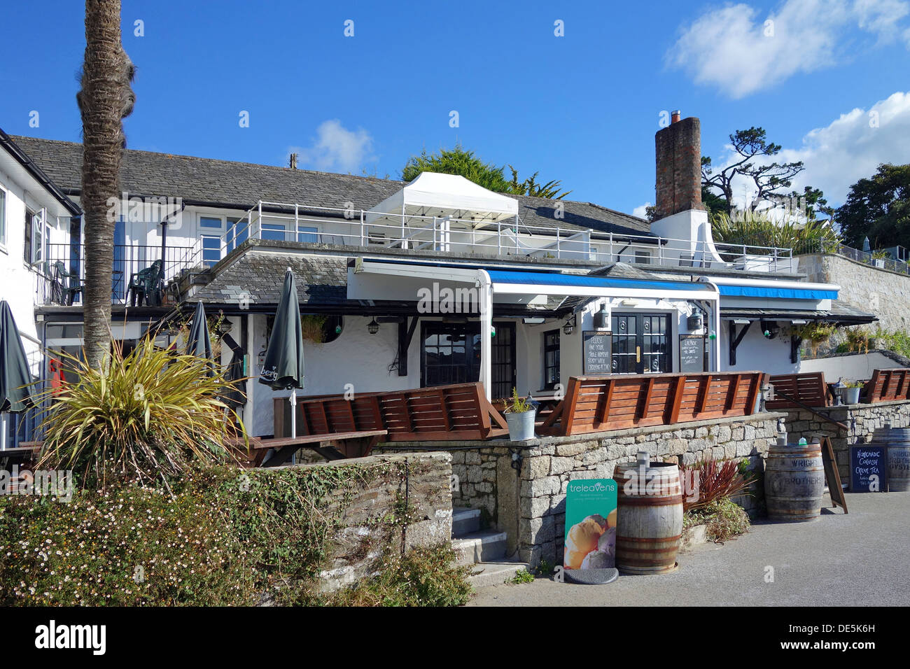 Ferryboat inn helford passage hi-res stock photography and images - Alamy