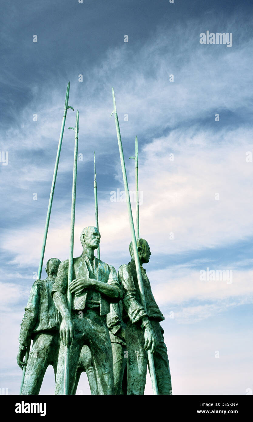 Bronze statue of pikemen of 1798 United Irishmen uprising by sculptor ...