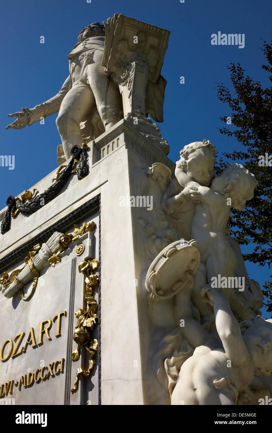 -Monument dedicated to Mozart- Wien (Austria Stock Photo - Alamy
