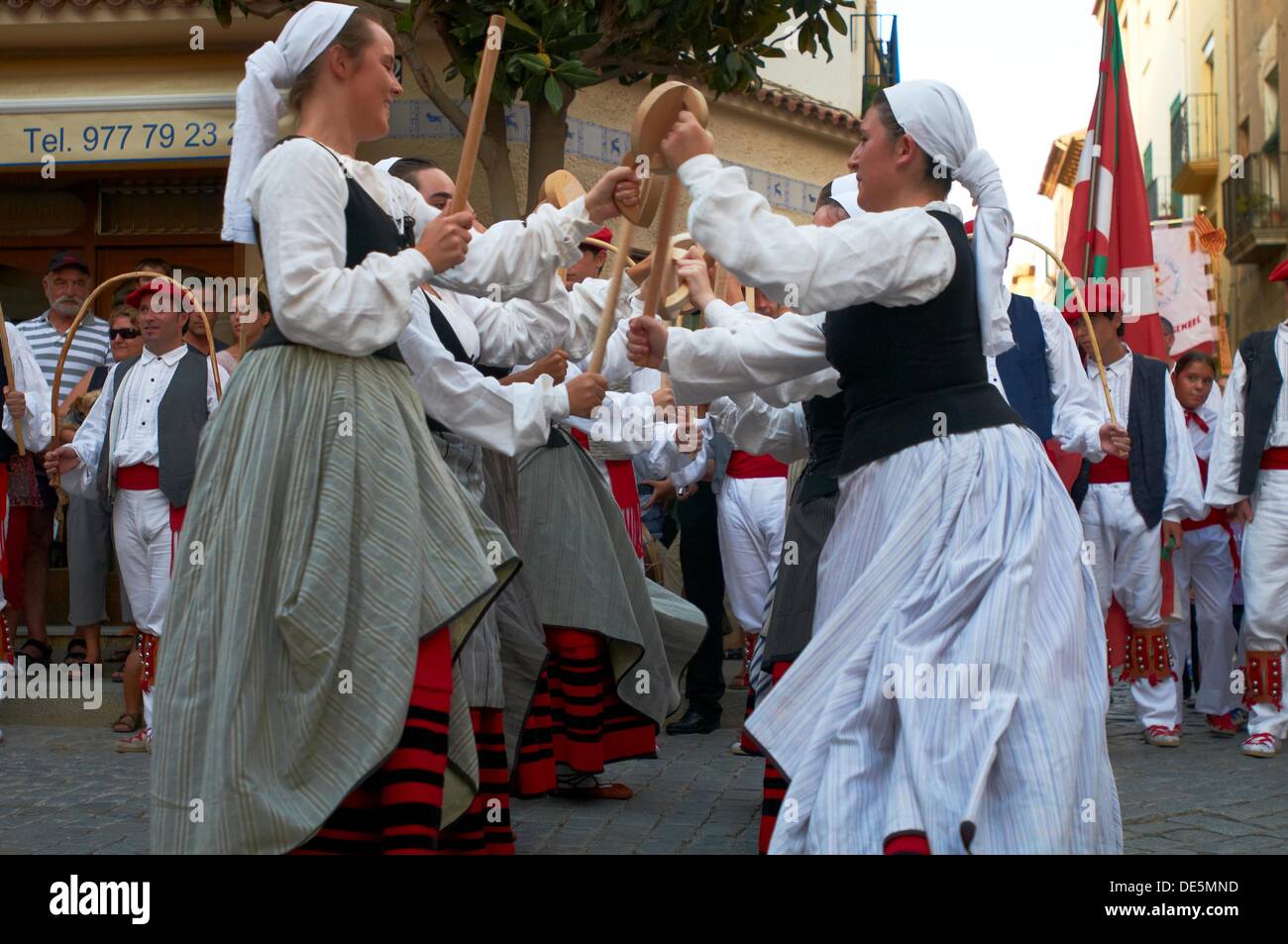 Basque People Traditional Dress Stock Photos & Basque People Traditional Dress Stock Images - Alamy