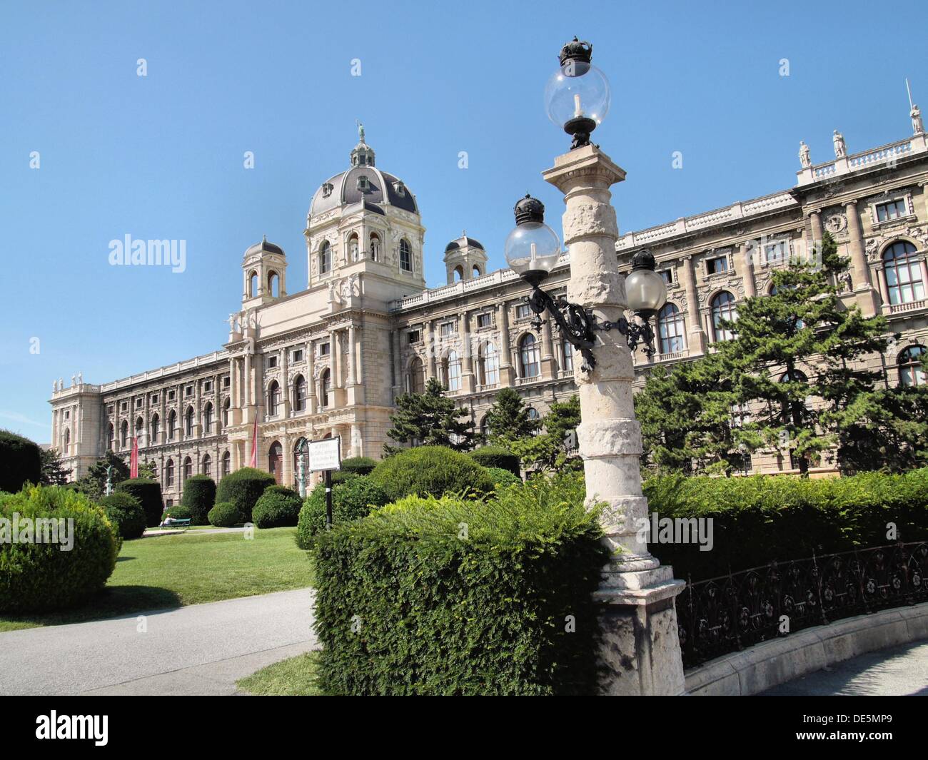 Monarchy Buildings High Resolution Stock Photography and Images - Alamy