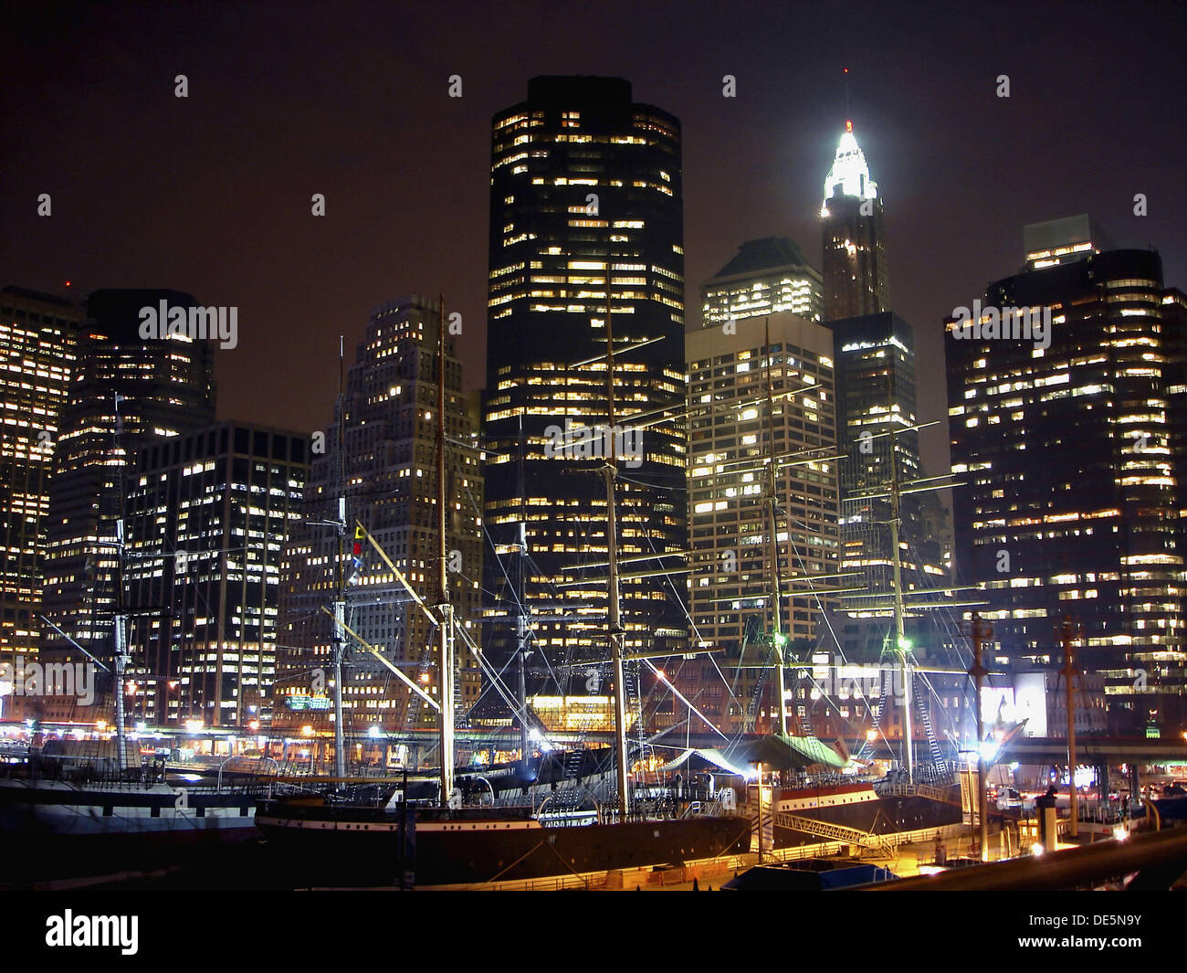 Pier 17 new york lights hi-res stock photography and images - Alamy