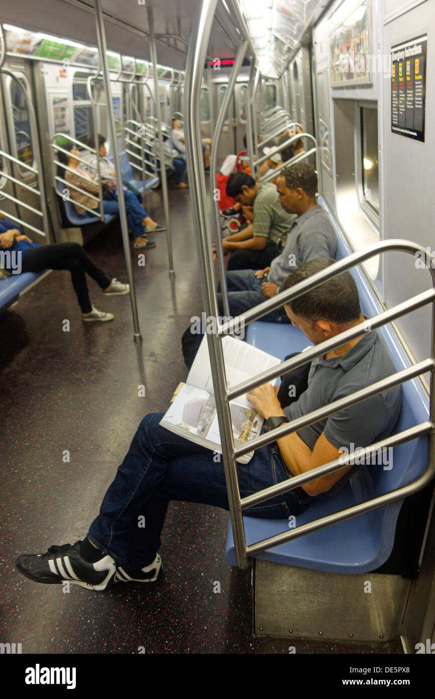people reading on the subway Stock Photo - Alamy