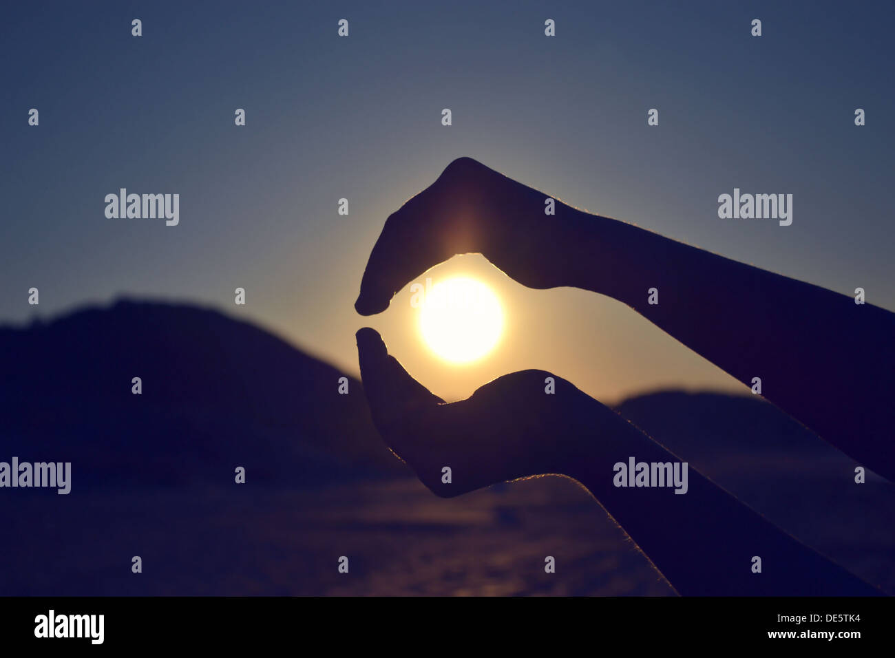 Hand reaching sun hi-res stock photography and images - Alamy