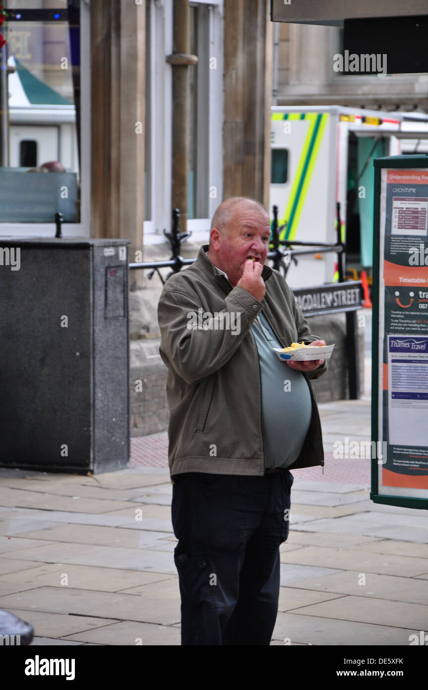 Man eating chips hi-res stock photography and images - Alamy
