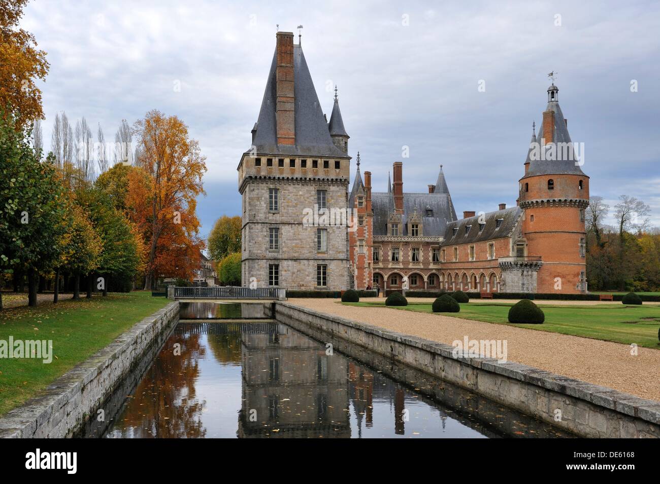 The park at the chateau de maintenon hi-res stock photography and ...