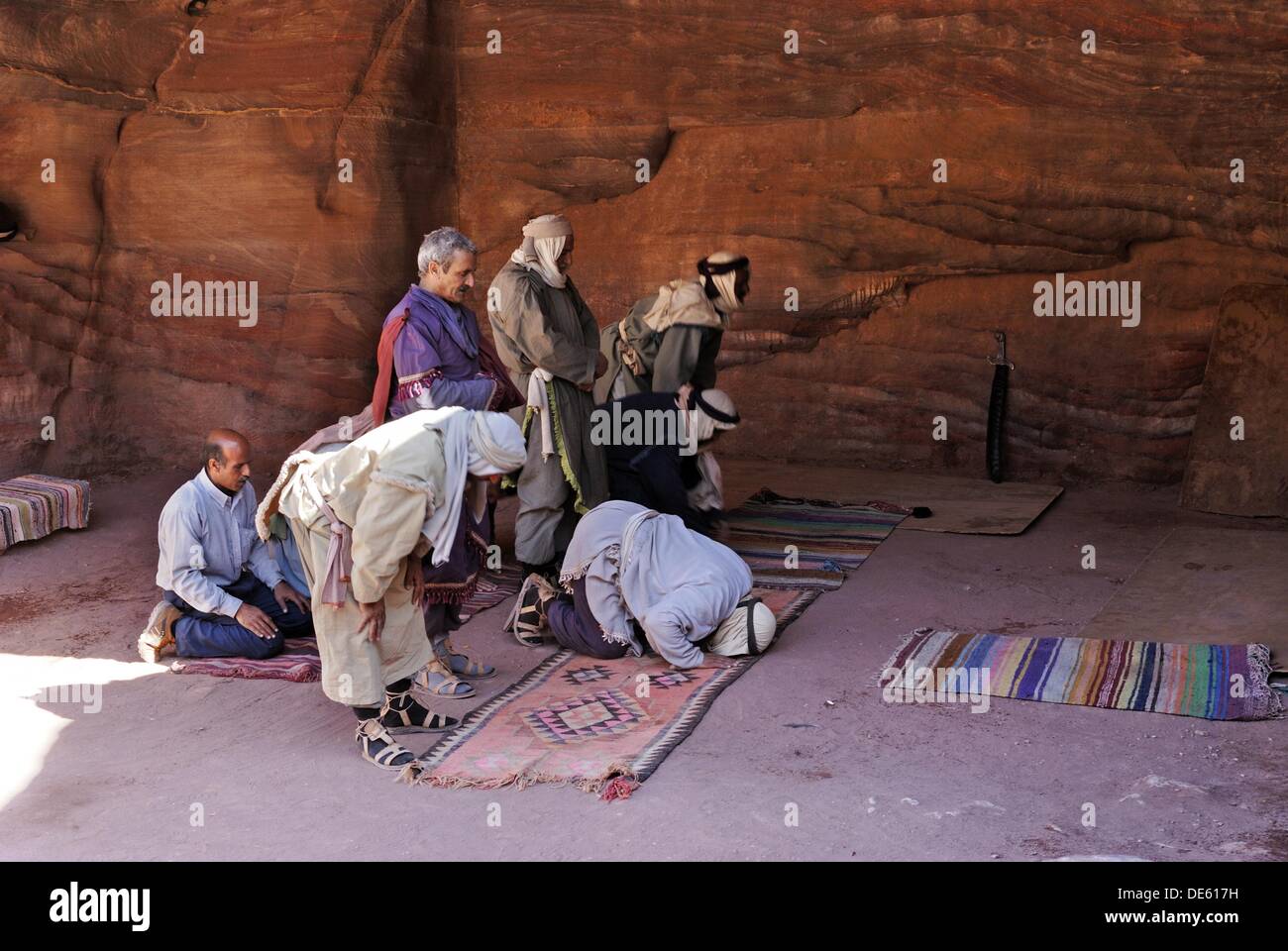 Cave men hi-res stock photography and images - Alamy