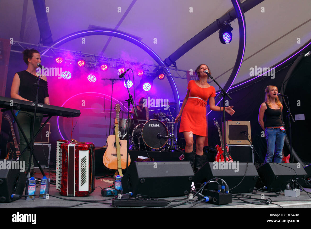 Vocal group singers pop hi-res stock photography and images - Alamy