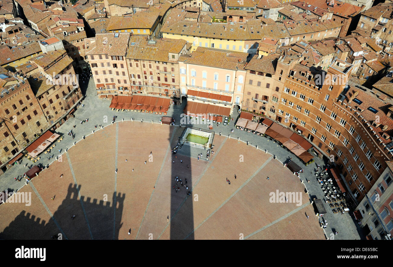 Sienna, Tuscany, Italy. View of tourists in the Piazza del Campo ...